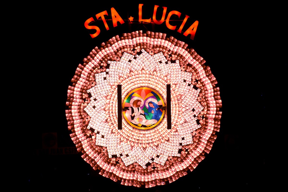 Giant lanterns light up Philippine Christmas | Catholic News ...