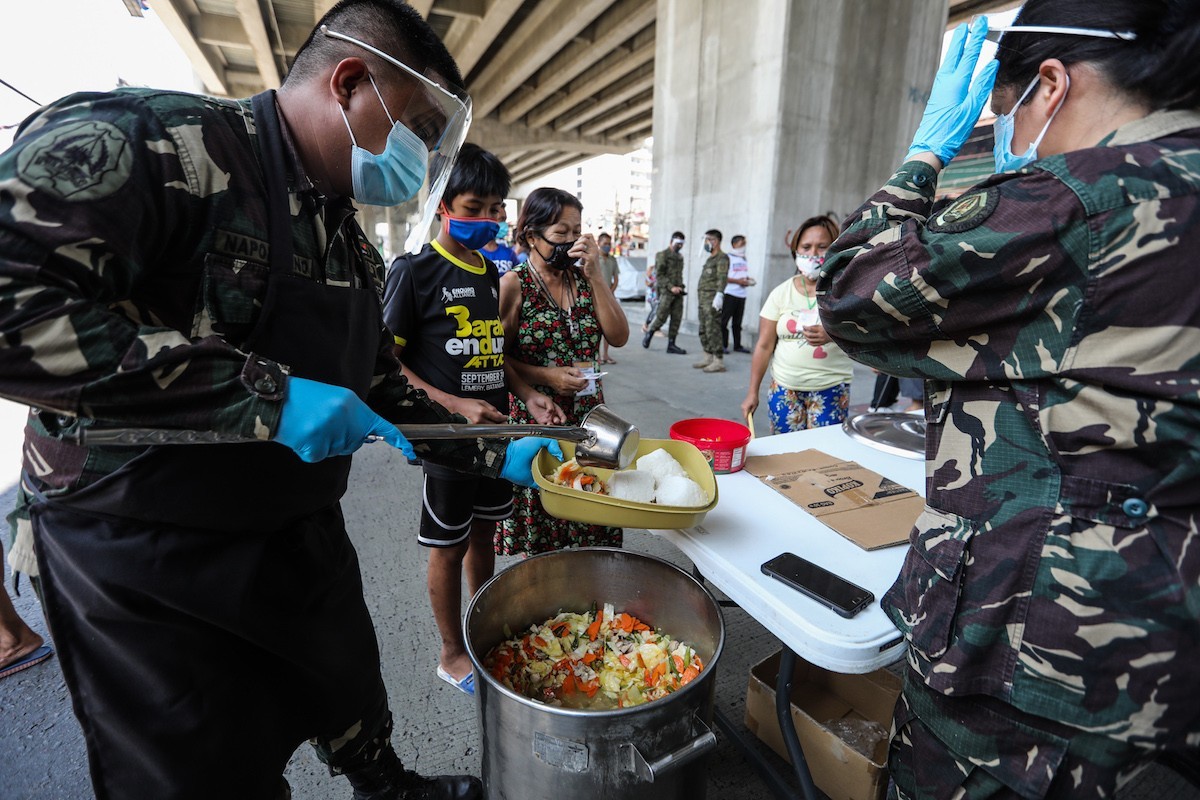 Filipino soldiers temporarily trade guns for ladles, feed homeless ...