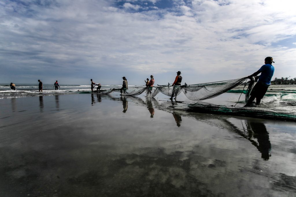 Filipino seafarers, fishermen face rough sailing amid pandemic ...