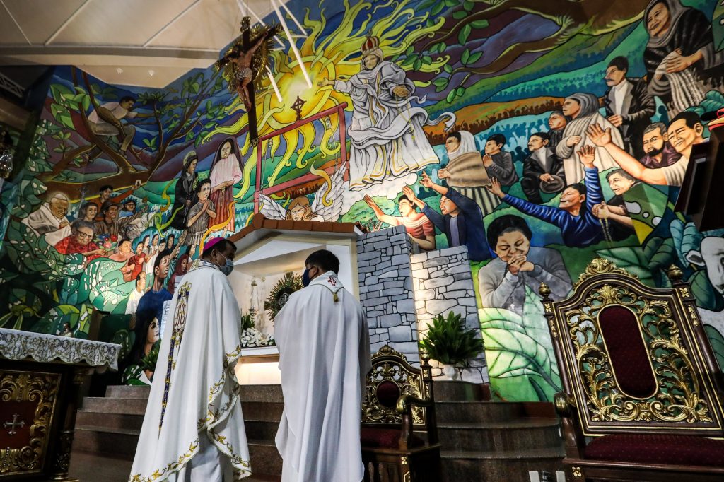 Philippine Catholic parish unveils country's biggest altar mural ...