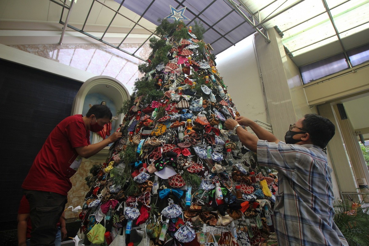 Church decorates Christmas tree with masks, sanitizers to promote COVID ...