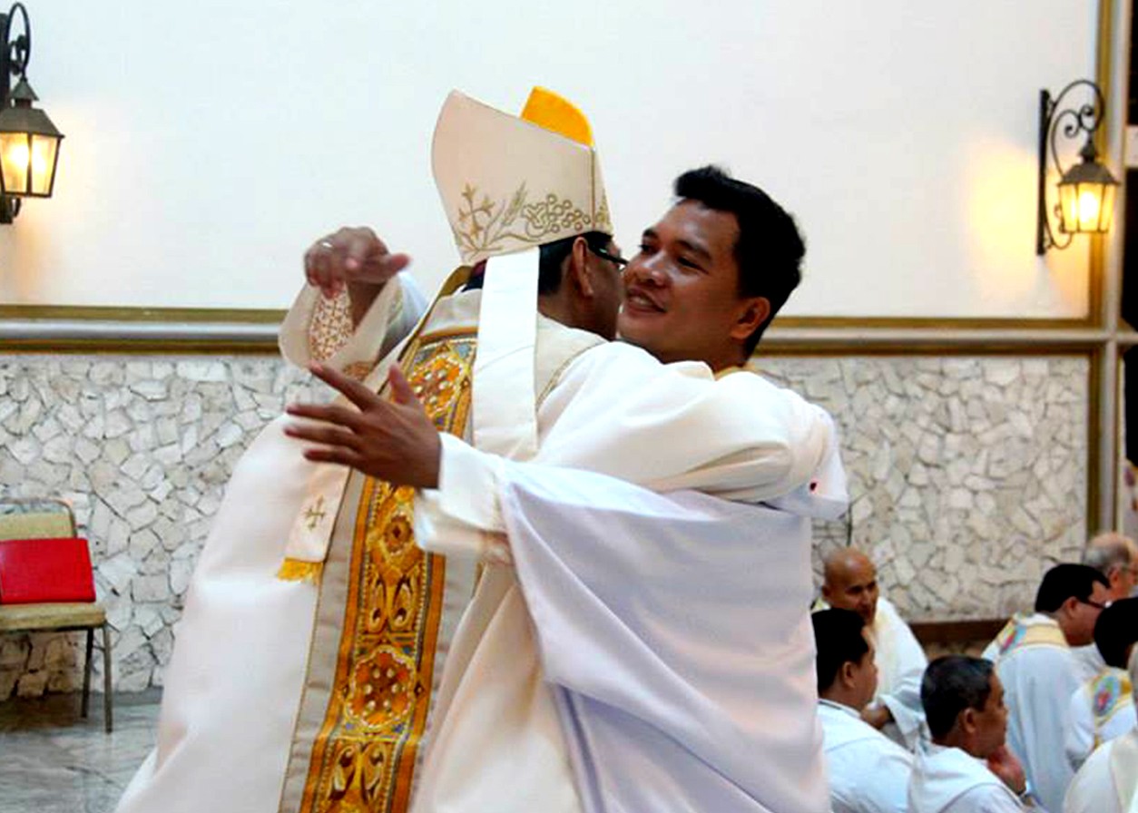 ‘COVID priest’ in central Philippines offers hope to dying patients ...