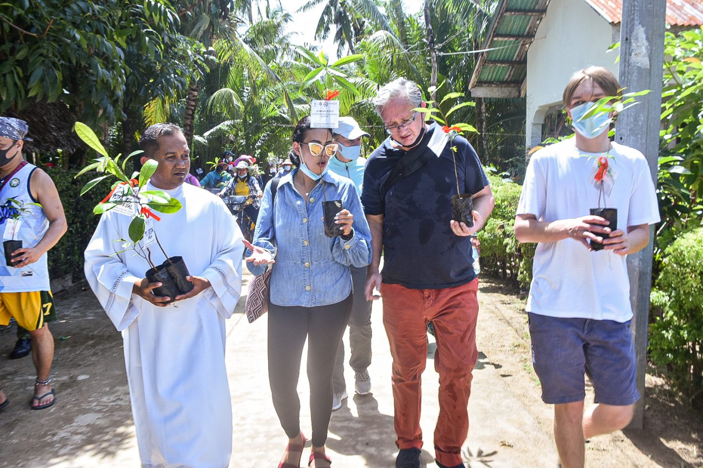 Filipinos plant trees to mark 500th anniversary of arrival of ...