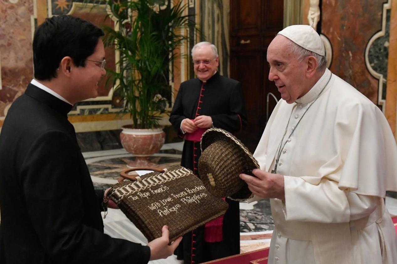 Filipino priest offers Pope Francis souvenir from hometown | Catholic ...