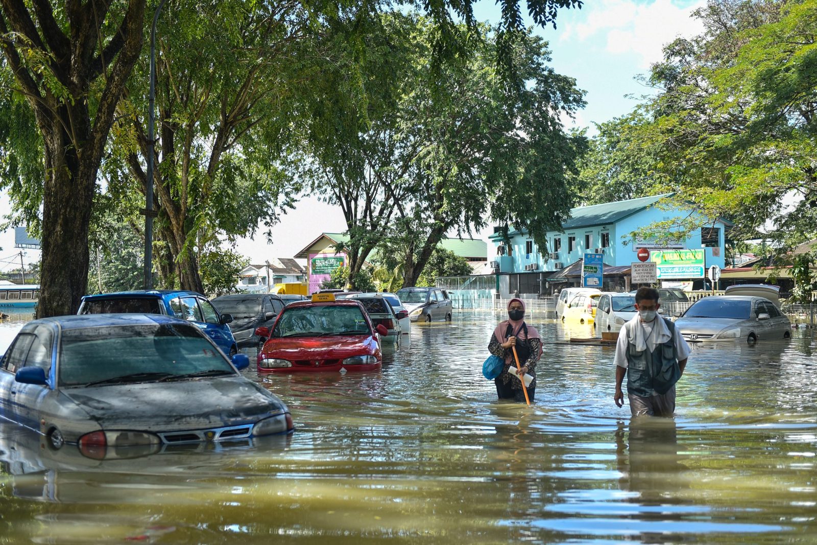 27 dead, 70,000 displaced in Malaysian floods | Catholic News ...