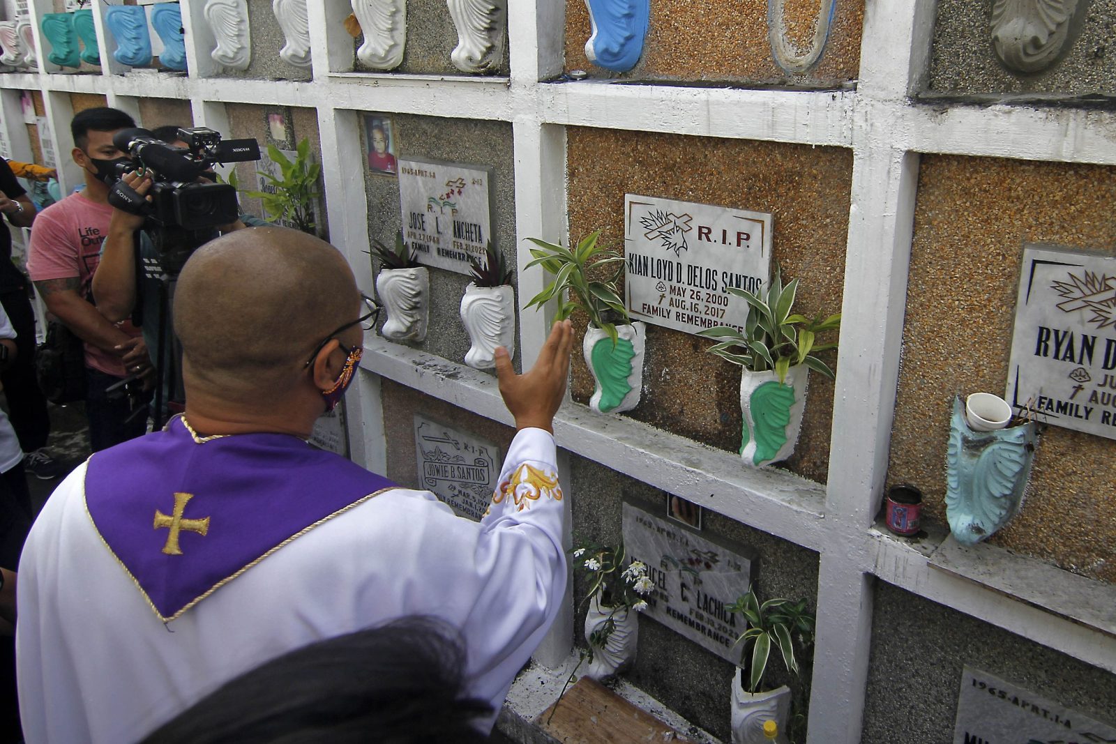 Body of Kian Delos Santos exhumed five years after death in 'war' on ...