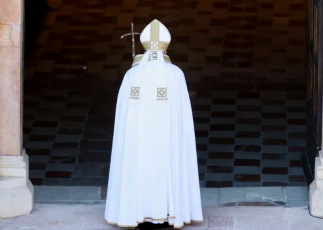 Pope Francis becomes first pope in more than 700 years to open Holy ...