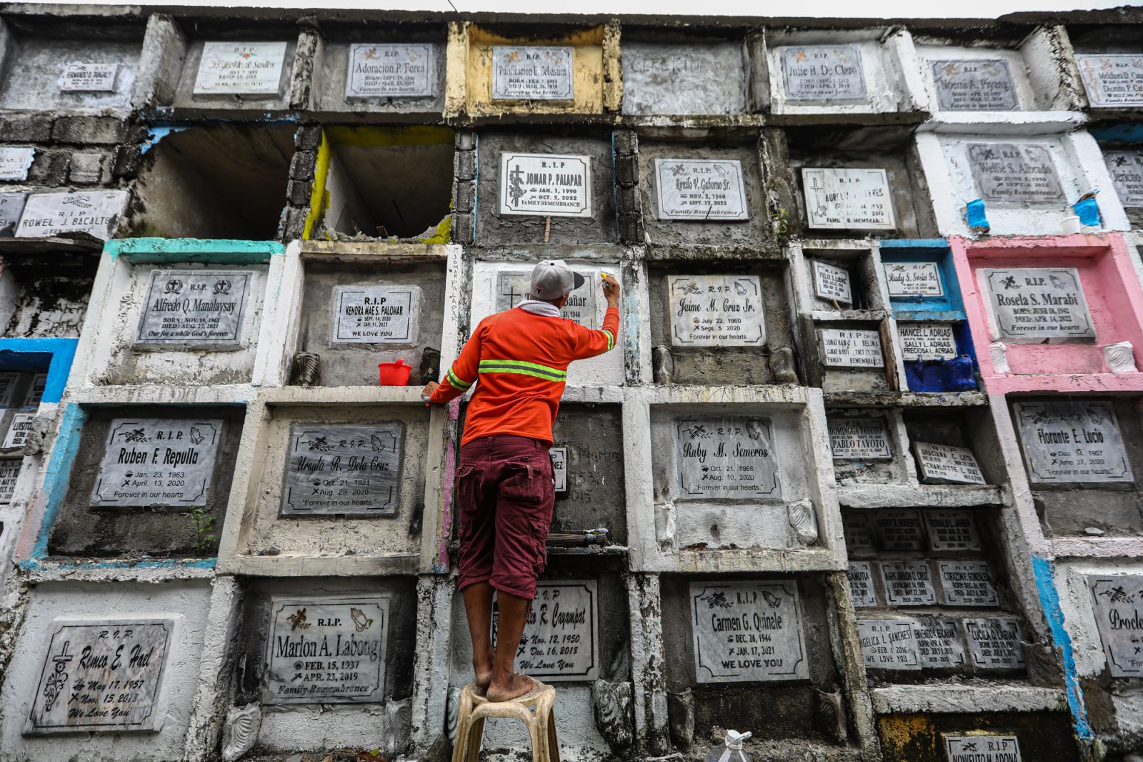 Photos: Preparing the tombs of loved ones ahead of 'Undas' | Catholic ...