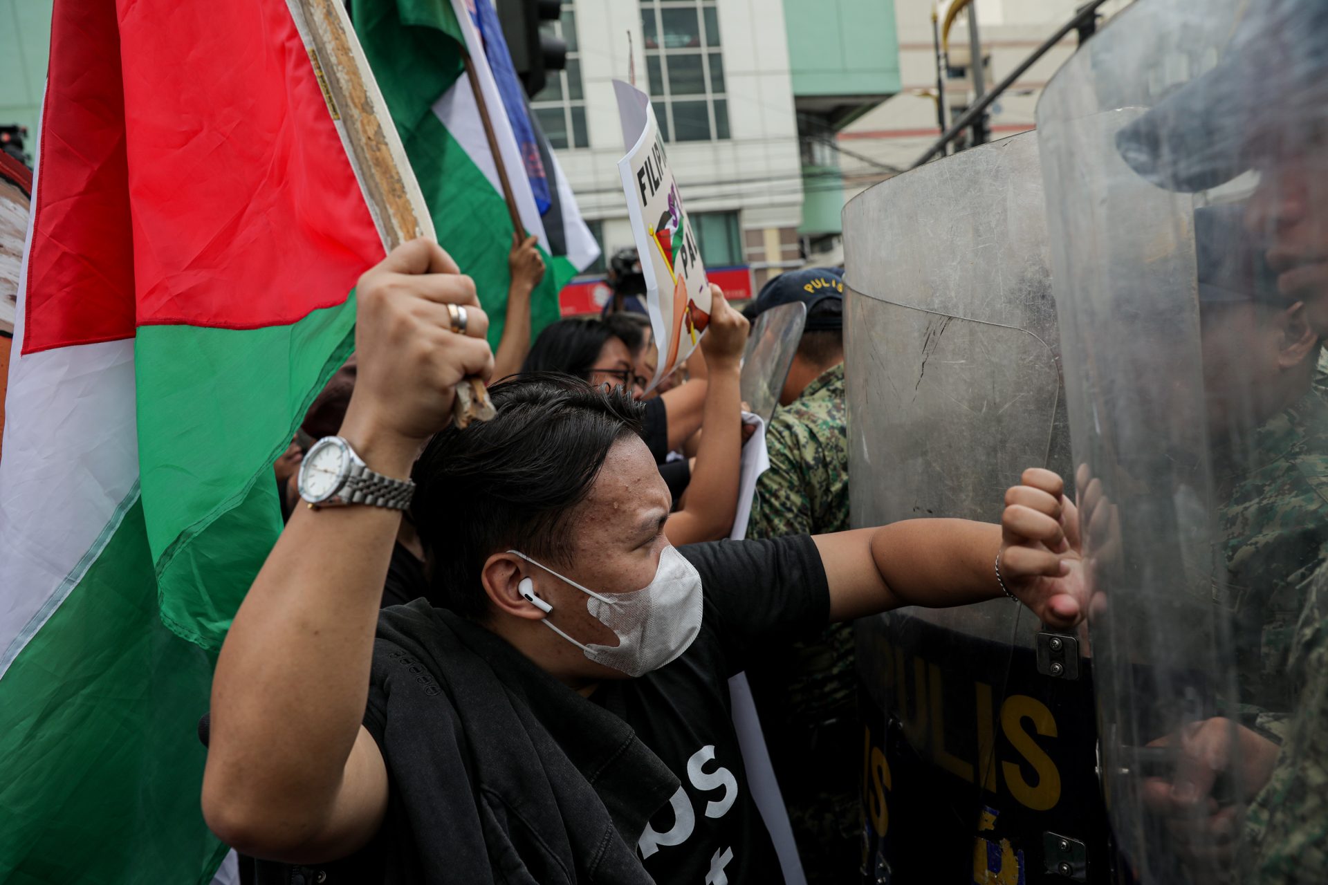 IN PHOTOS: Filipino activists condemn US role in Israel-Palestine ...