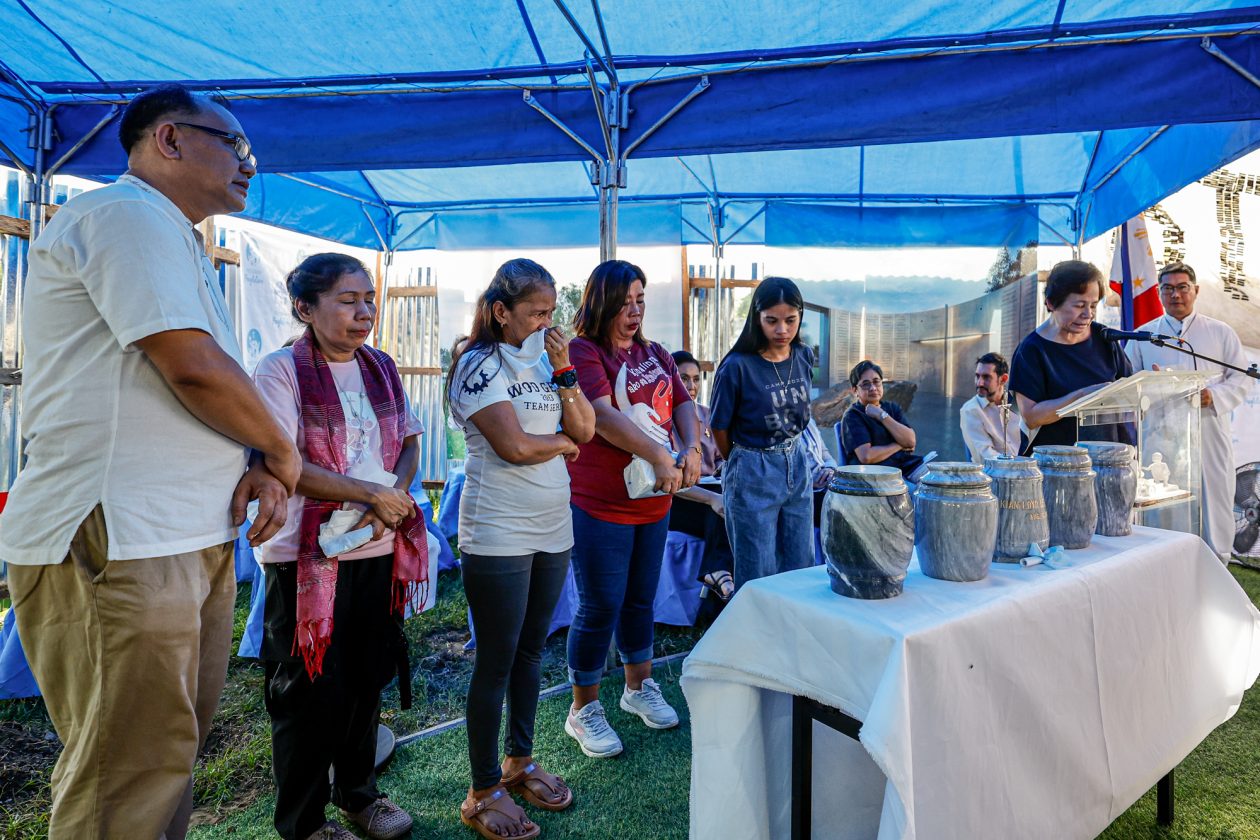 IN PHOTOS: Memorial site for EJK Victims unveiled at La Loma Cemetery ...