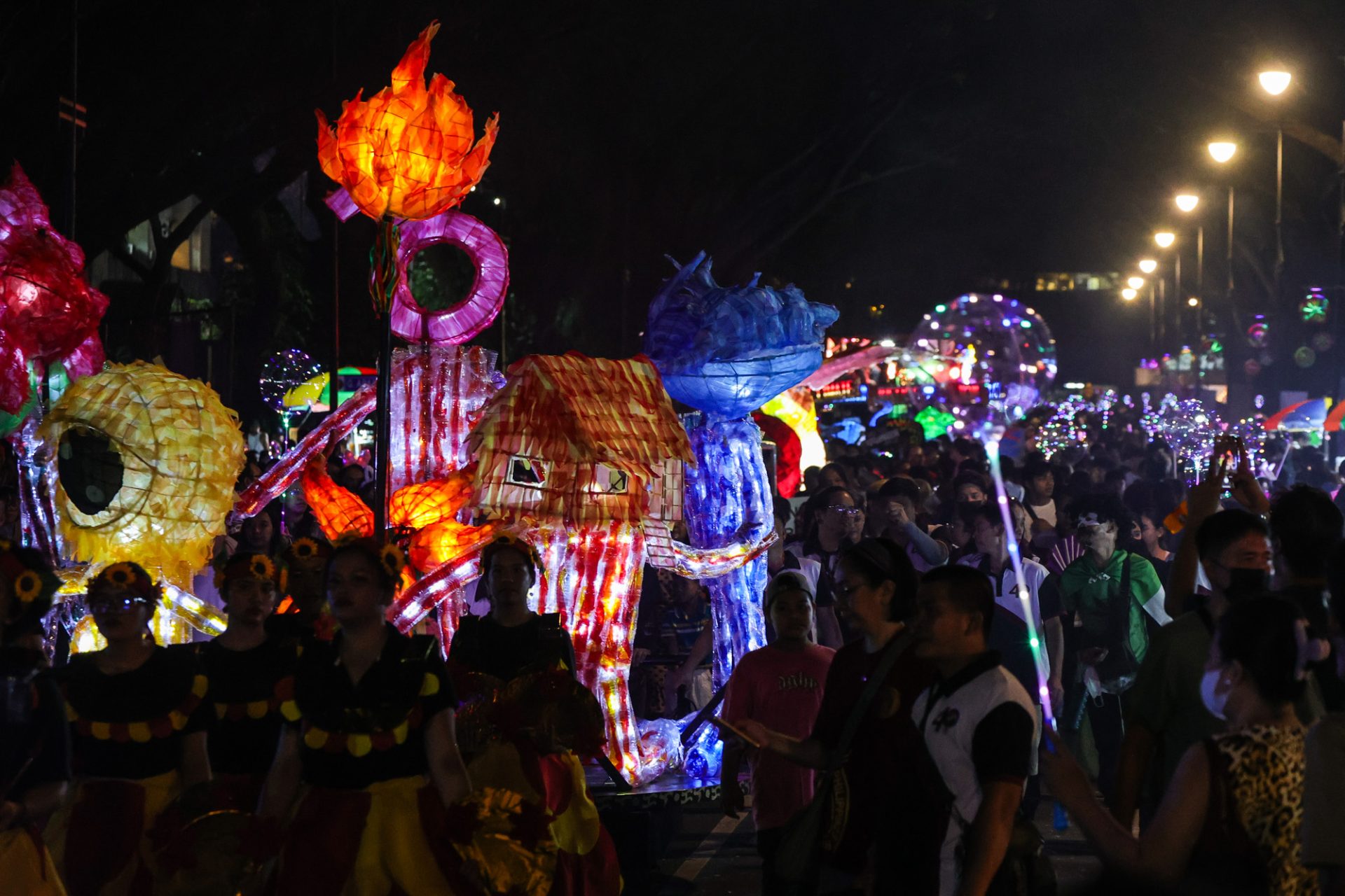 IN PHOTOS: UP Lantern Parade amplifies #NoToJeepneyPhaseout call ...