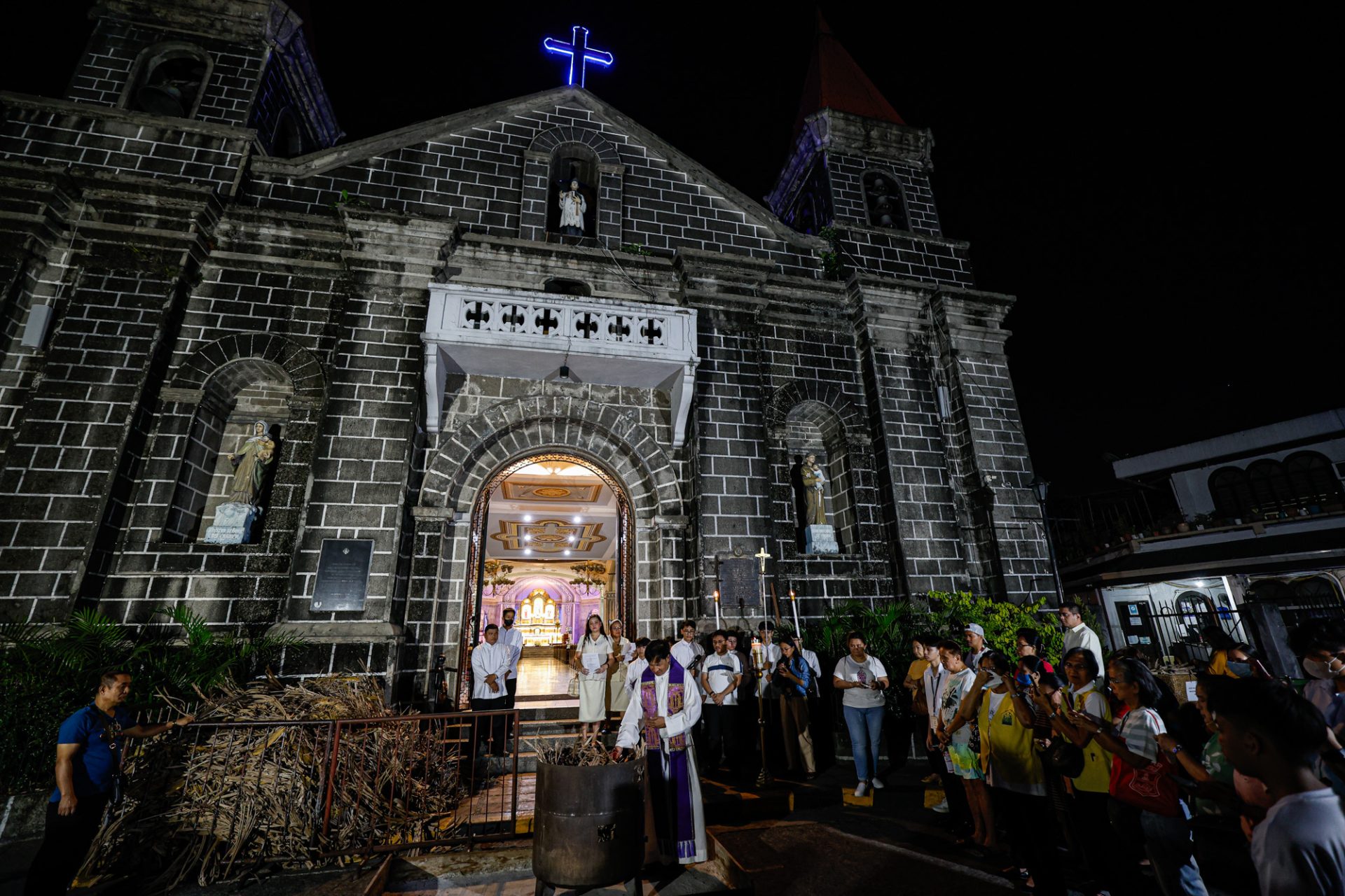 IN PHOTOS: Burning of palm fronds | Catholic News Philippines | LiCAS ...