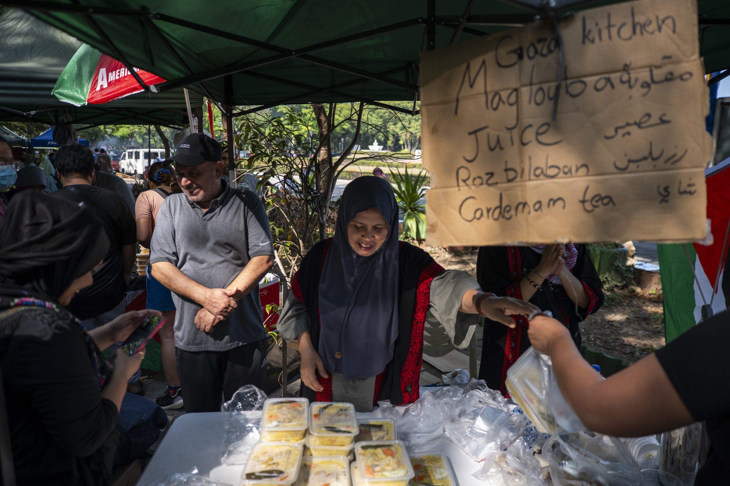 Displaced Filipino-Palestinians offer halal food on Eid al-Fitr ...