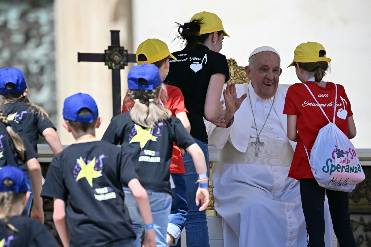 Pope Francis explains mystery of Holy Trinity to 50,000 young people | Catholic News Philippines ...
