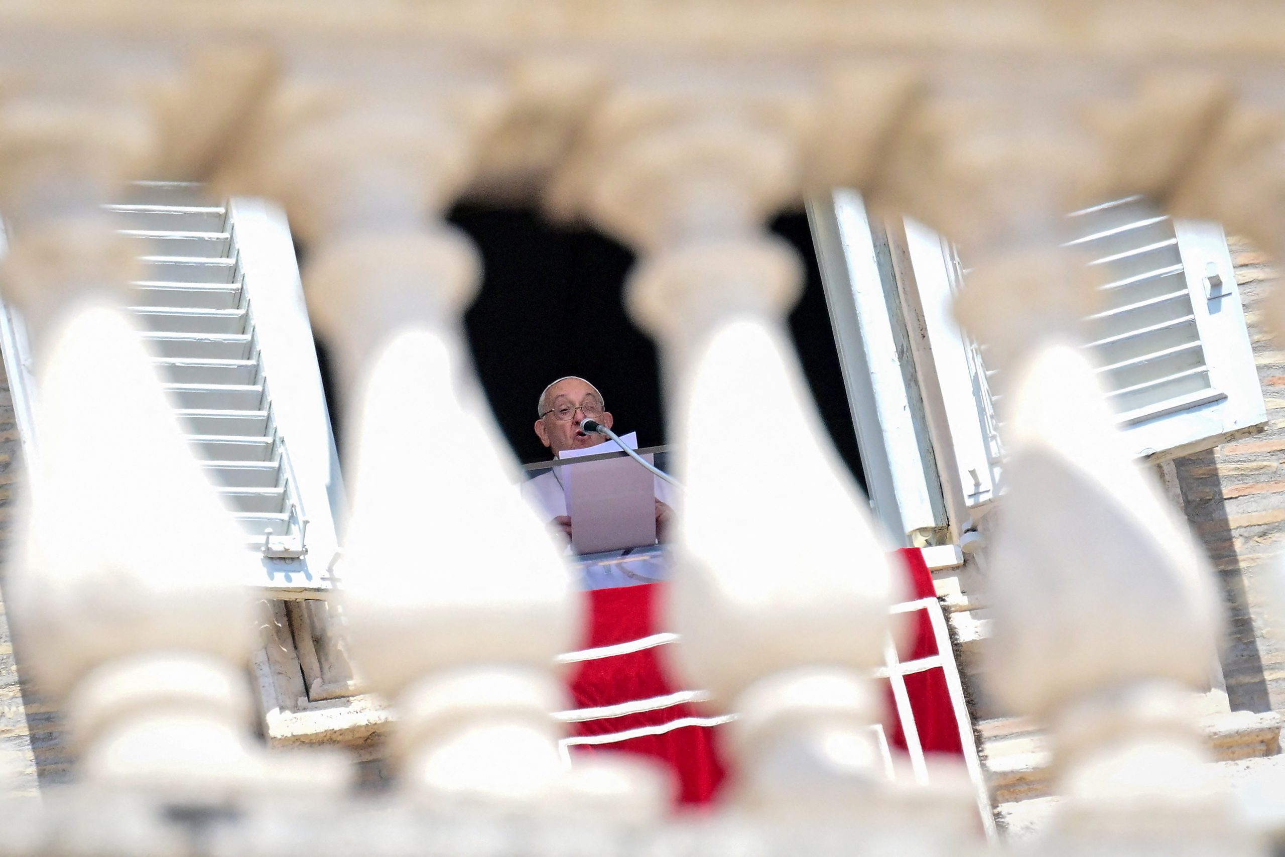 Pope Francis reflects with wonder on ‘the miracle of the Eucharist ...