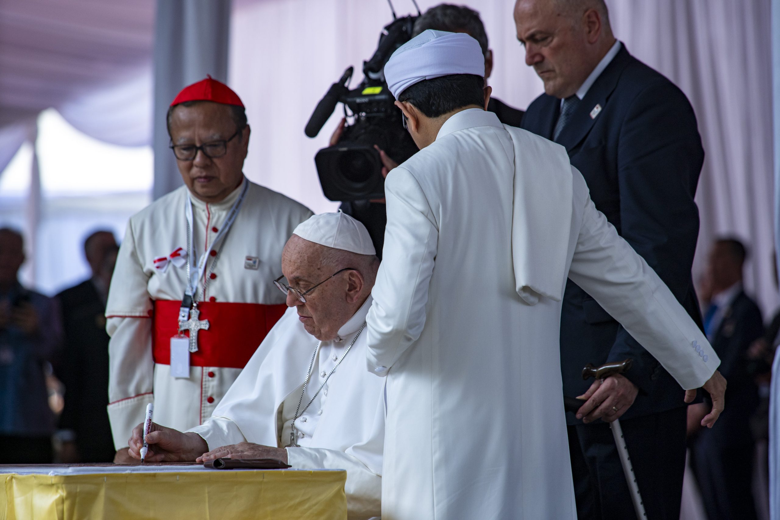 Pope Francis urges religious communities to strengthen bonds, address ...