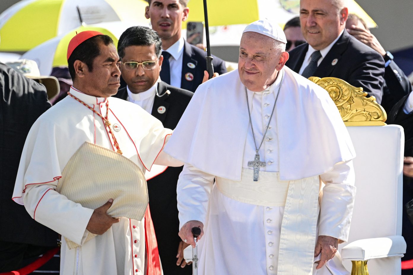 Pope Francis denounces countries that talk about peace, but make war ...