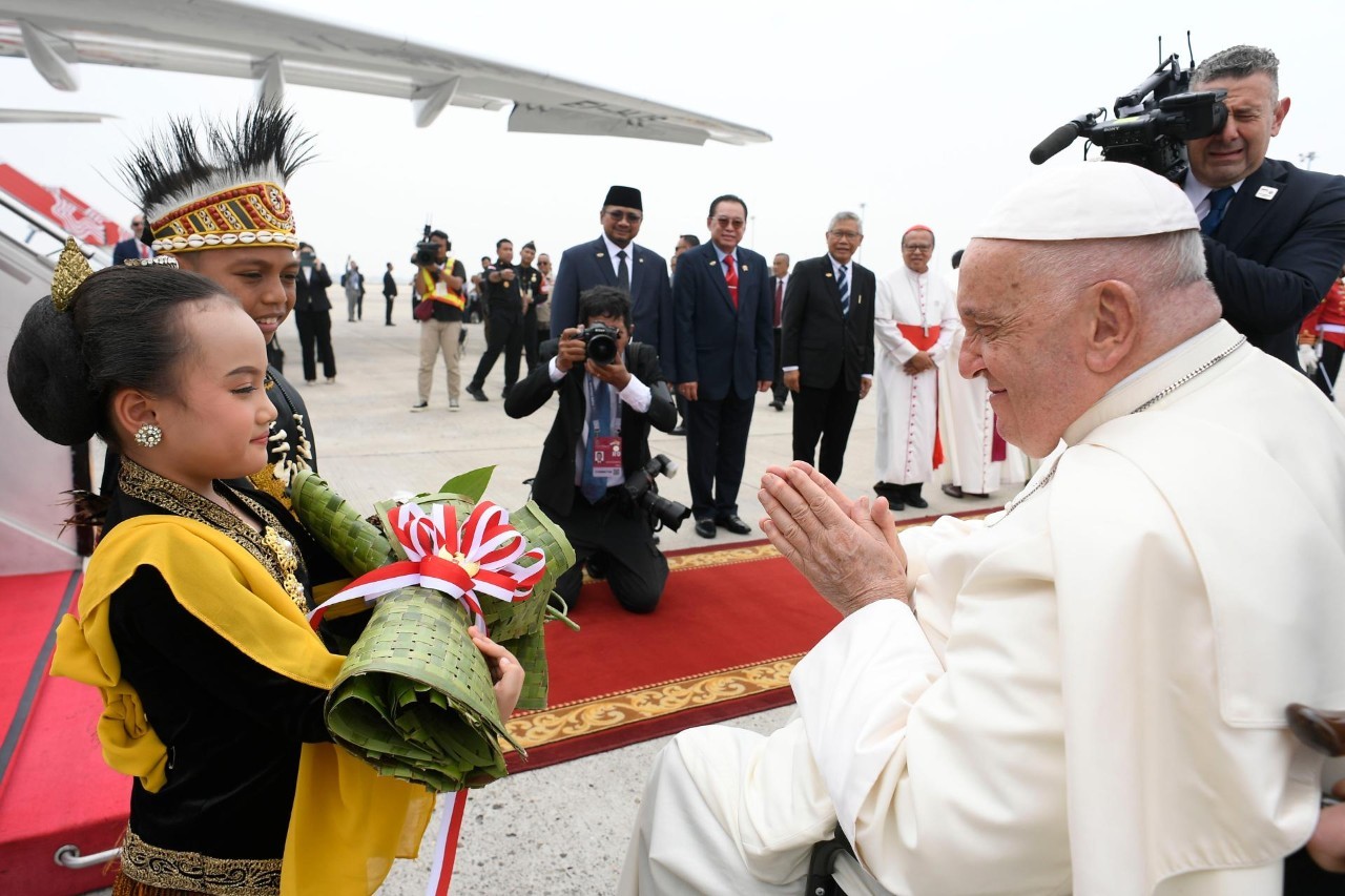 Papal flight to Indonesia is most tracked flight today | Catholic News ...