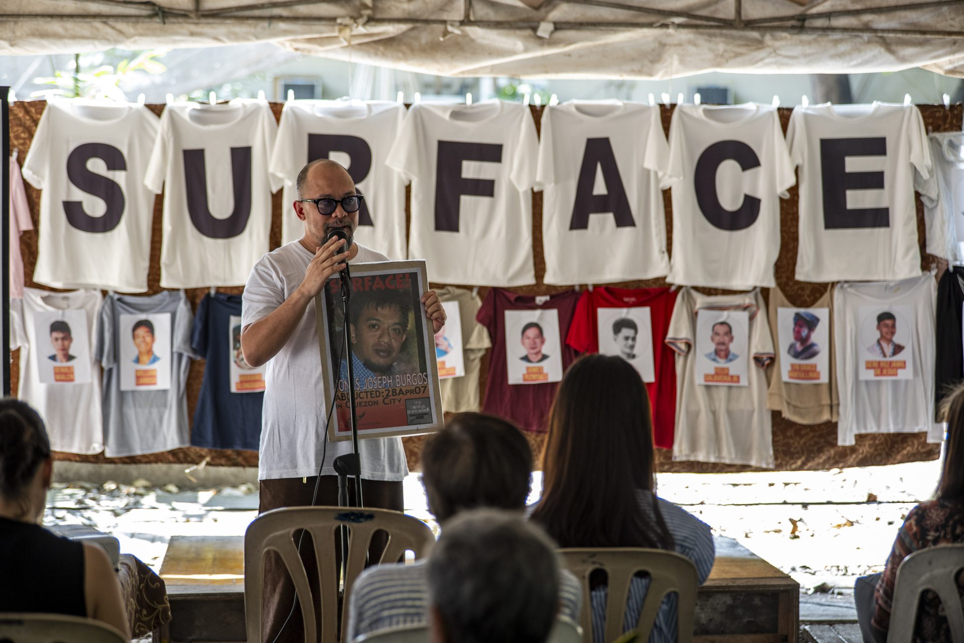 PHOTOS: With no tombs to visit, families of Desaparecidos gather on All ...