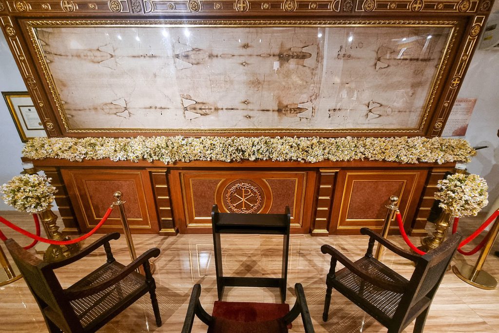 Shroud of Turin replica unveiled at new Manila museum | Catholic News ...
