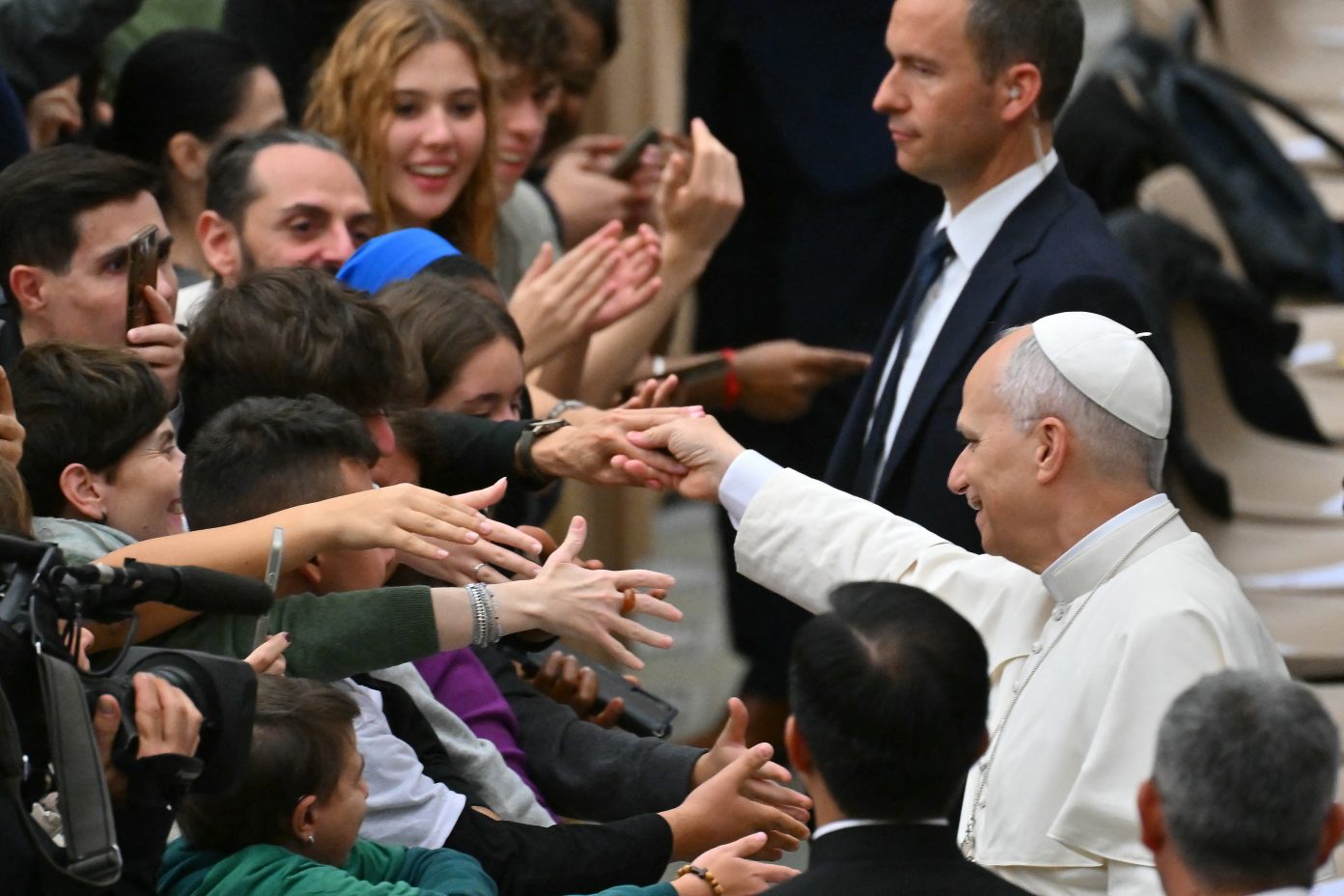 Pope to students: Do not let technology use you | Catholic News ...